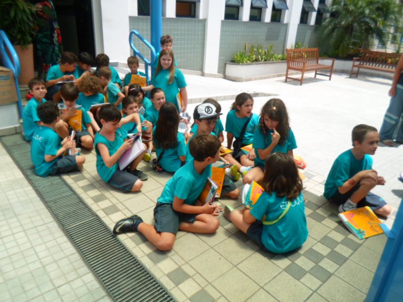 Os alunos da Eduque, do lado de fora da Escola - Escola Eduque
