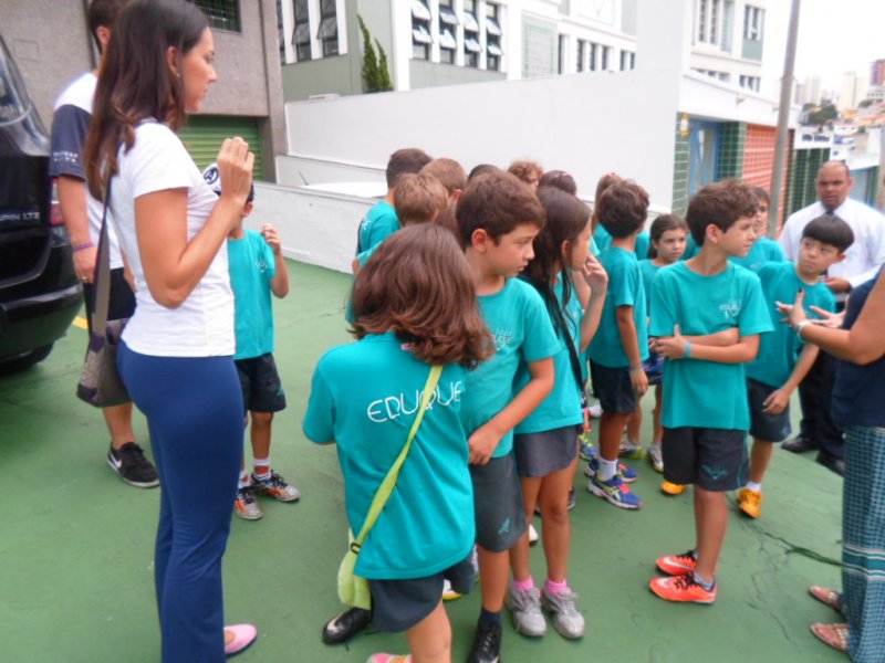 Os alunos da Eduque, do lado de fora da Escola - Escola Eduque