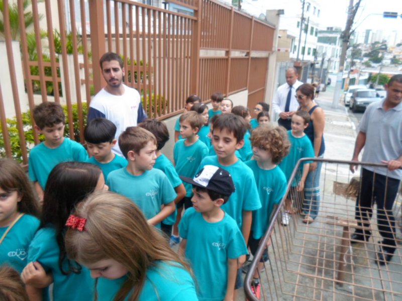 Os alunos da Eduque, do lado de fora da Escola - Escola Eduque