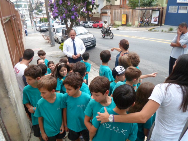 Os alunos da Eduque, do lado de fora da Escola - Escola Eduque